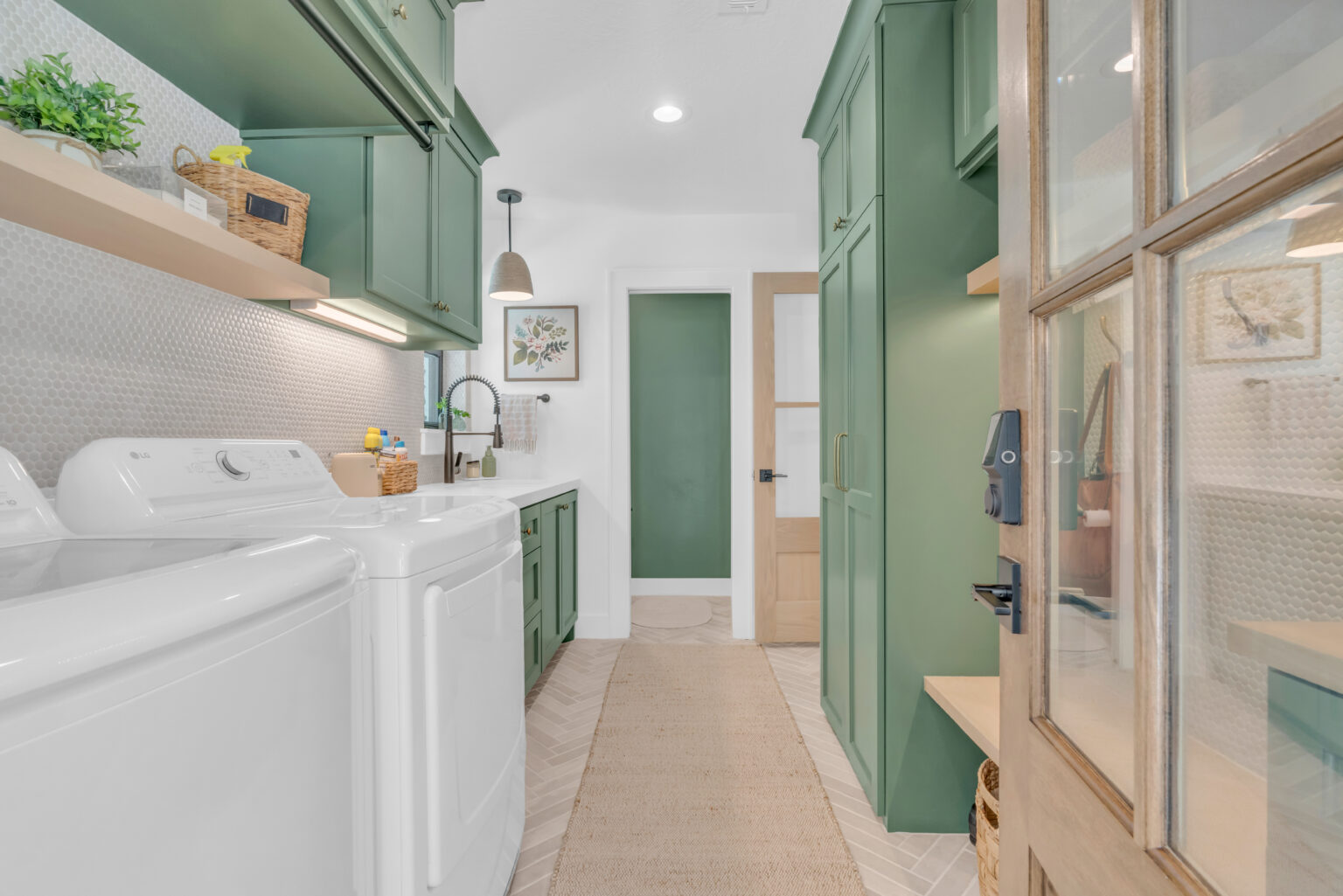 A perfect blend of functionality and beauty: the ultimate laundry room ...